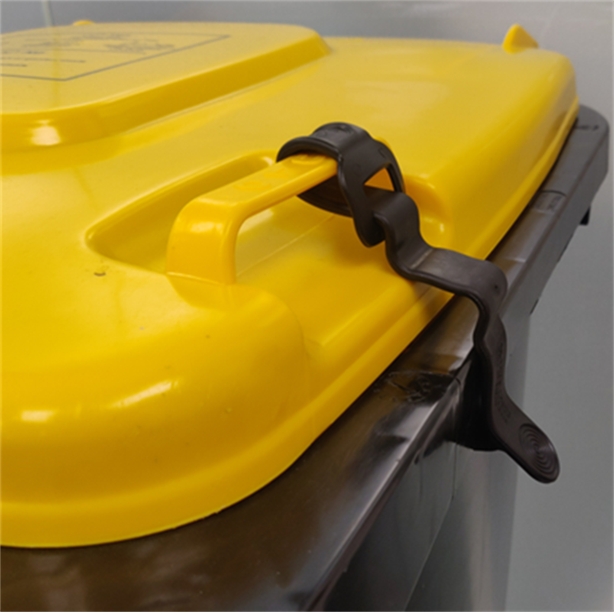 Wheelie bin lid latch | TCDC